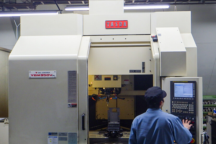 加工機械｜株式会社アイエスパイピング | 蛇口をひねると水が出る スイッチひとつで空調が働く 「当たり前」の快適さを支える会社